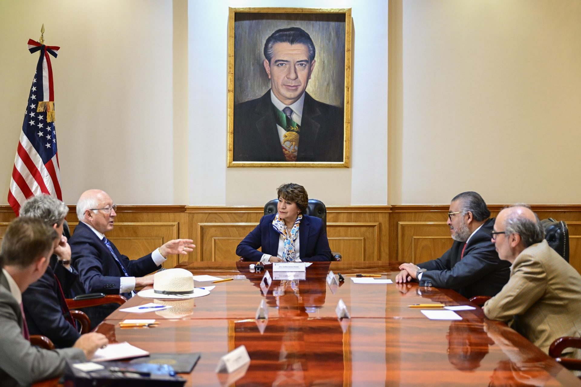 Se reúne Delfina Gómez con Kenneth Salazar, en Palacio de Gobierno en ...