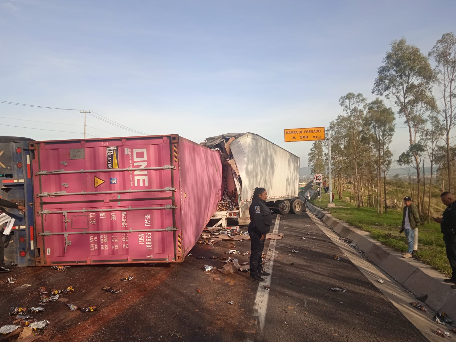 Accidente entre dos trailers y un autobús de pasajeros deja un muerto y doce lesionados – Plana ...